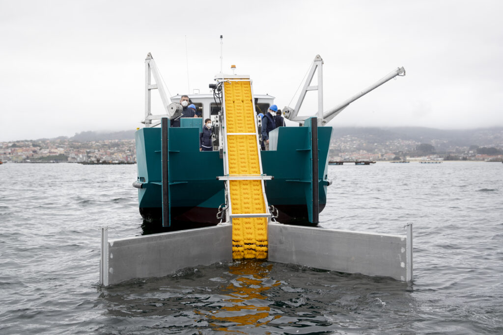 Oil Spill Recovery Vessels for the Panama Channel | Aister